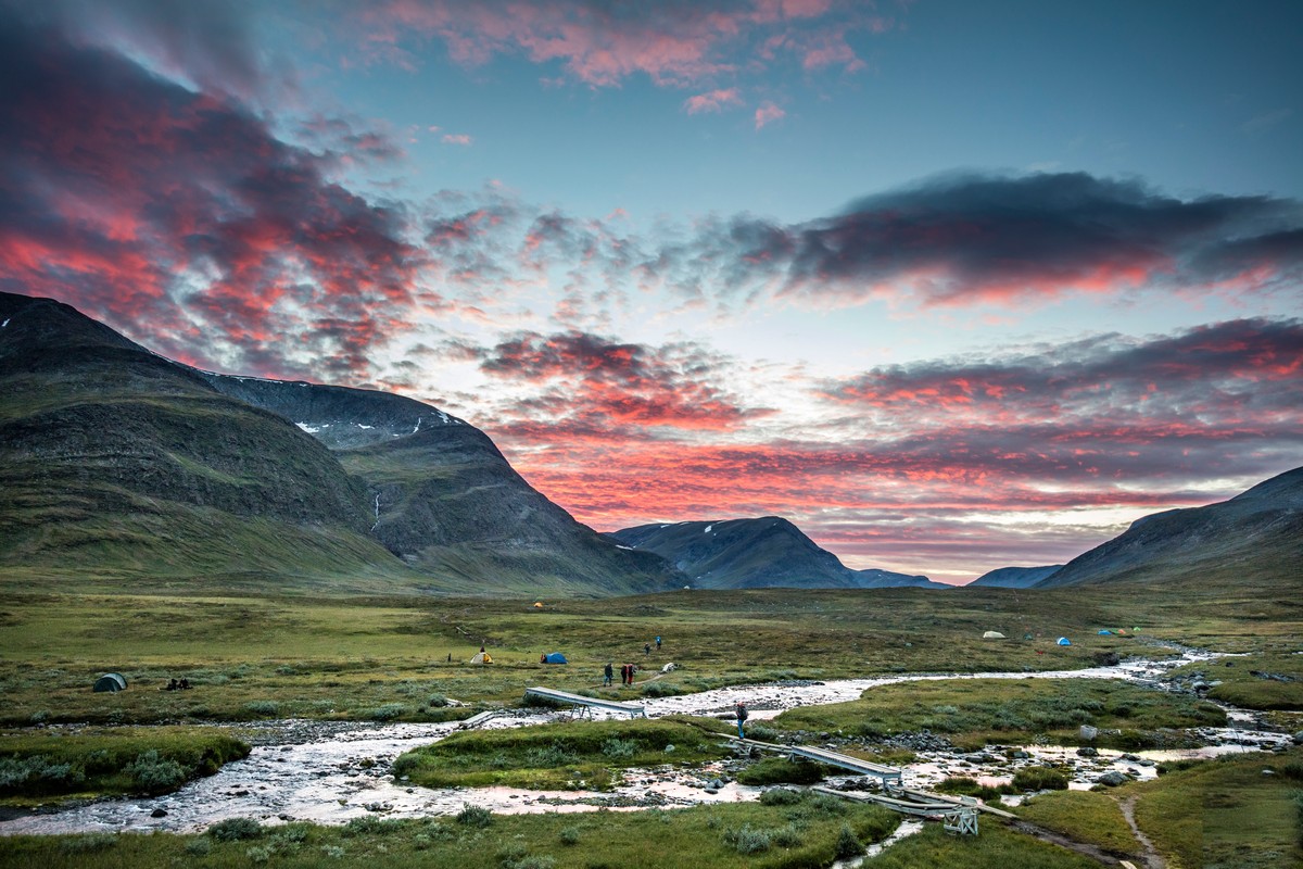 Upoznajte polja i šume, grebene i jezera, brda i travnjake prekrasne ...